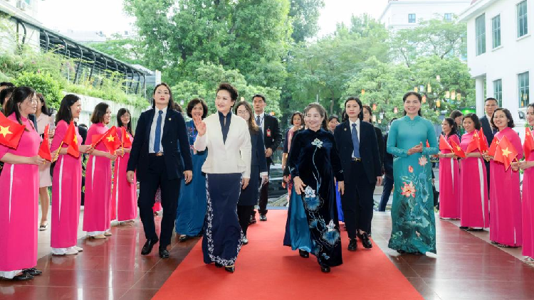 Peng Liyuan visits Vietnamese Women's Museum - CGTN