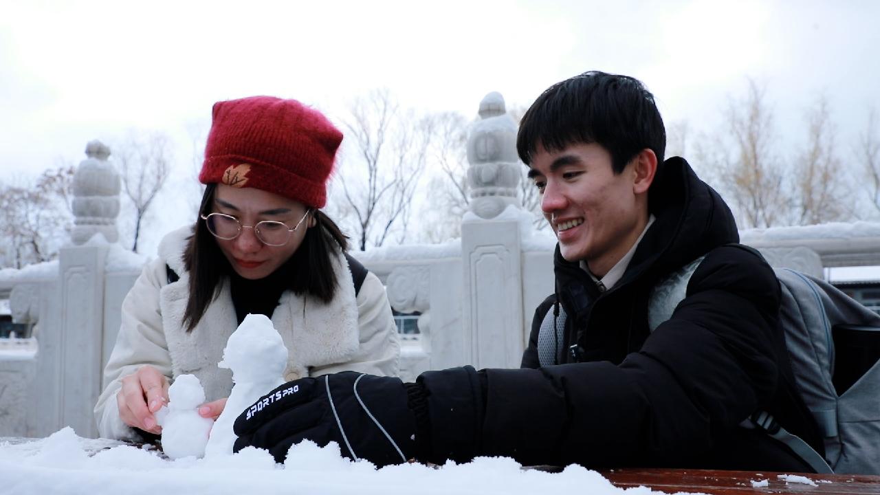 Vietnamese international students' first snow in Beijing - CGTN
