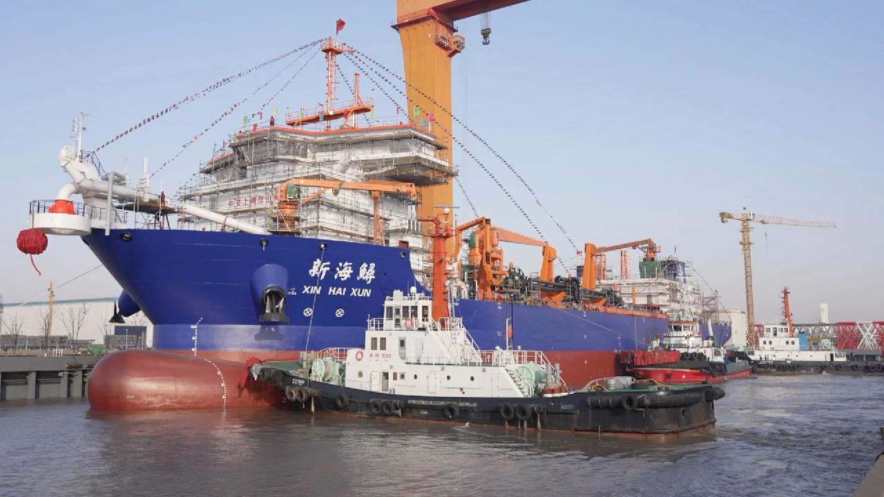 World's largest dual-fuel powered trailing suction dredger enters water ...