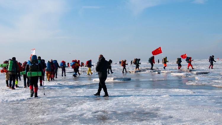Rivals on ice: Crossing the sea ice of Liaohe Estuary - CGTN