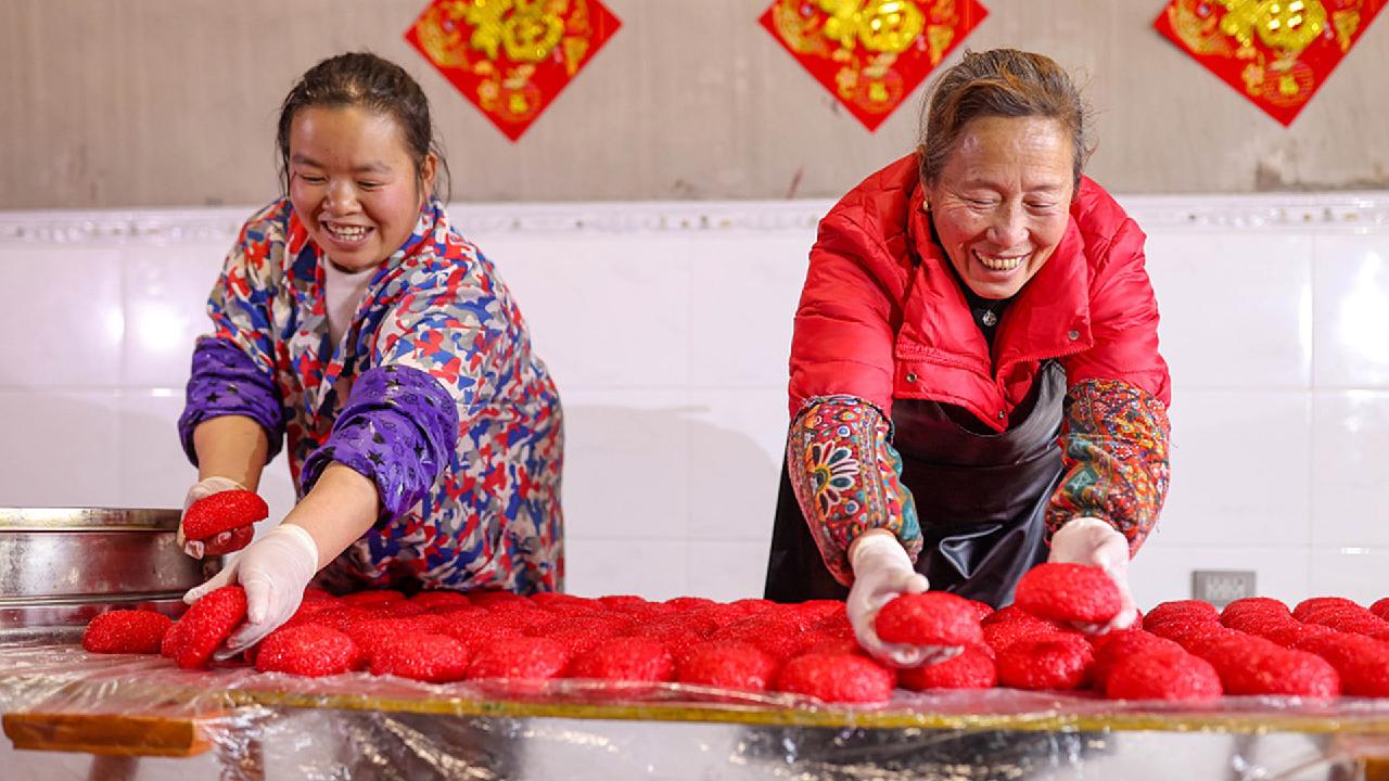 Kitchen festivities begin ahead of Spring Festival - CGTN