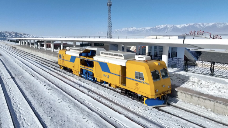 Special machine helps keep rail tracks clear in snowdrift-plagued area ...