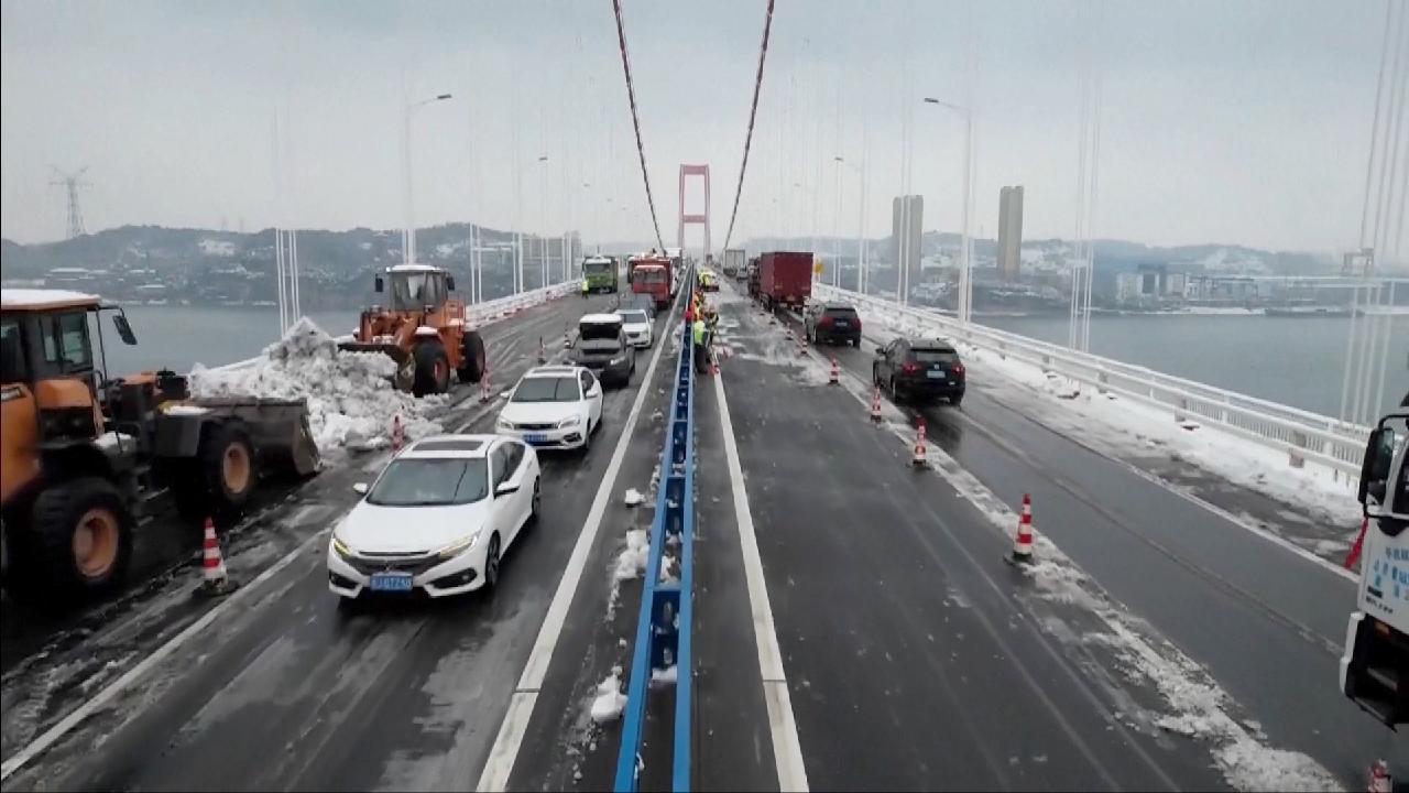 Heavy snowfall wreaks havoc in Hubei - CGTN