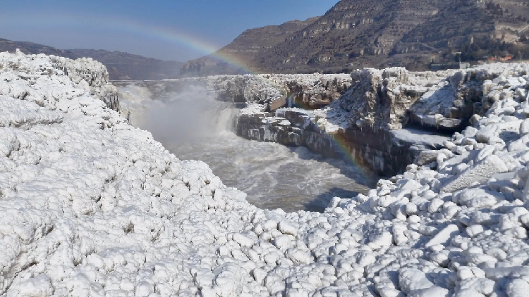 'Ice bridge' formed over Hukou Waterfall in N China - CGTN