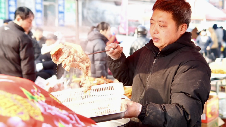 Business booms at Spring Festival fair in N China - CGTN