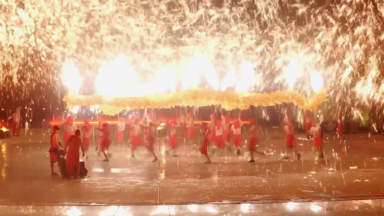 Fire dragon dance ignites Chinese New Year celebration in Chongqing - CGTN