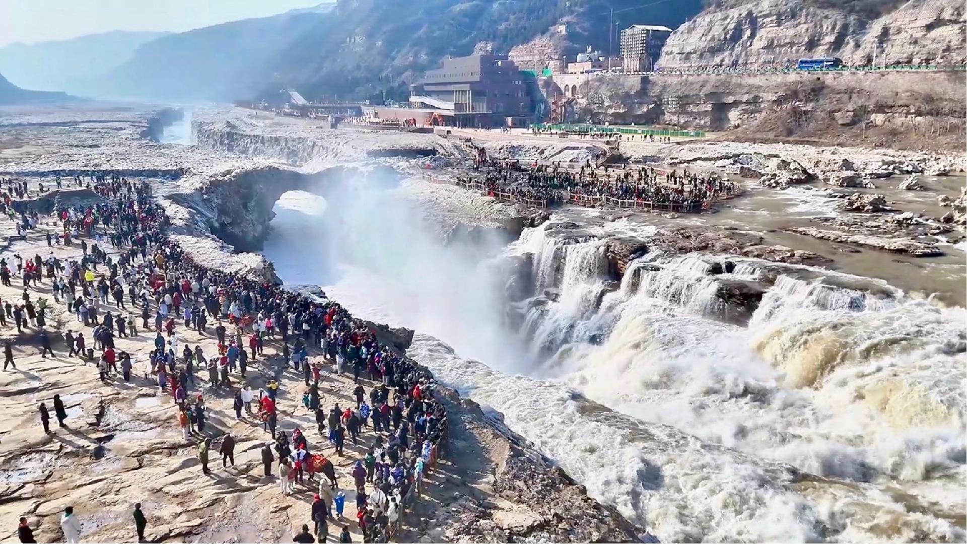 N China's Hukou Waterfall welcomes hordes of tourists - CGTN