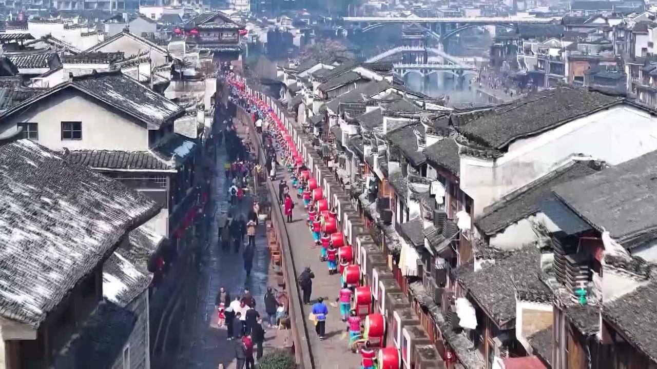 Ancient town in S. China attracts visitors with folk performance - CGTN