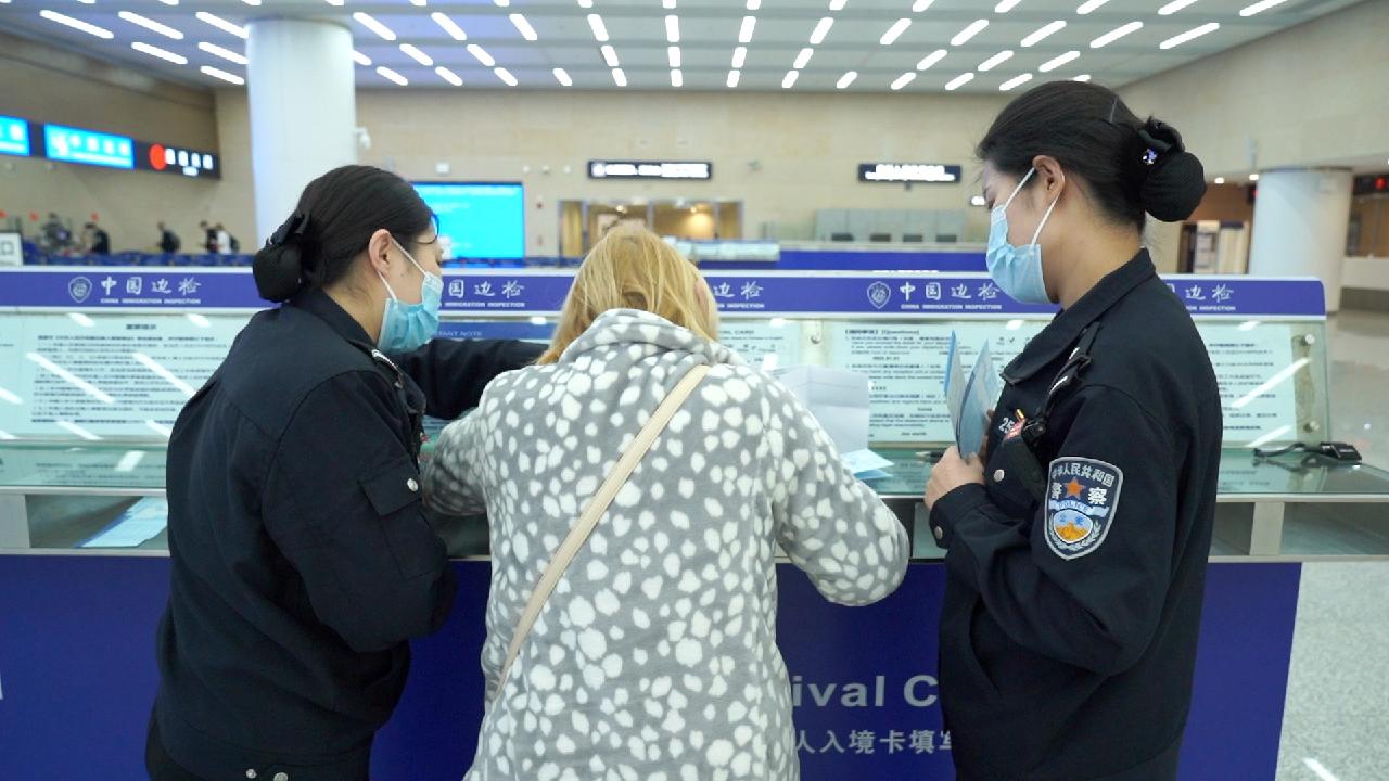 Immigration inspection policewomen protect national security - CGTN