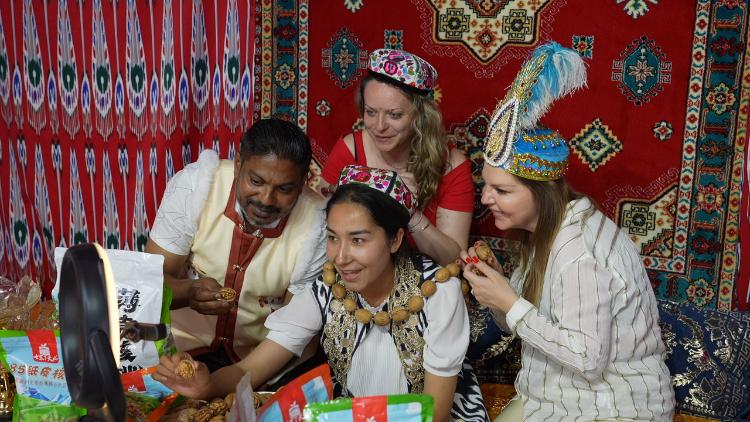 Foreign media professionals join e-commerce live stream in Xinjiang - CGTN