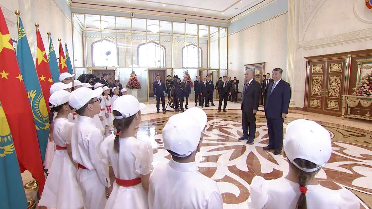 Chinese President Xi Jinping enjoys performance by Kazakh children - CGTN