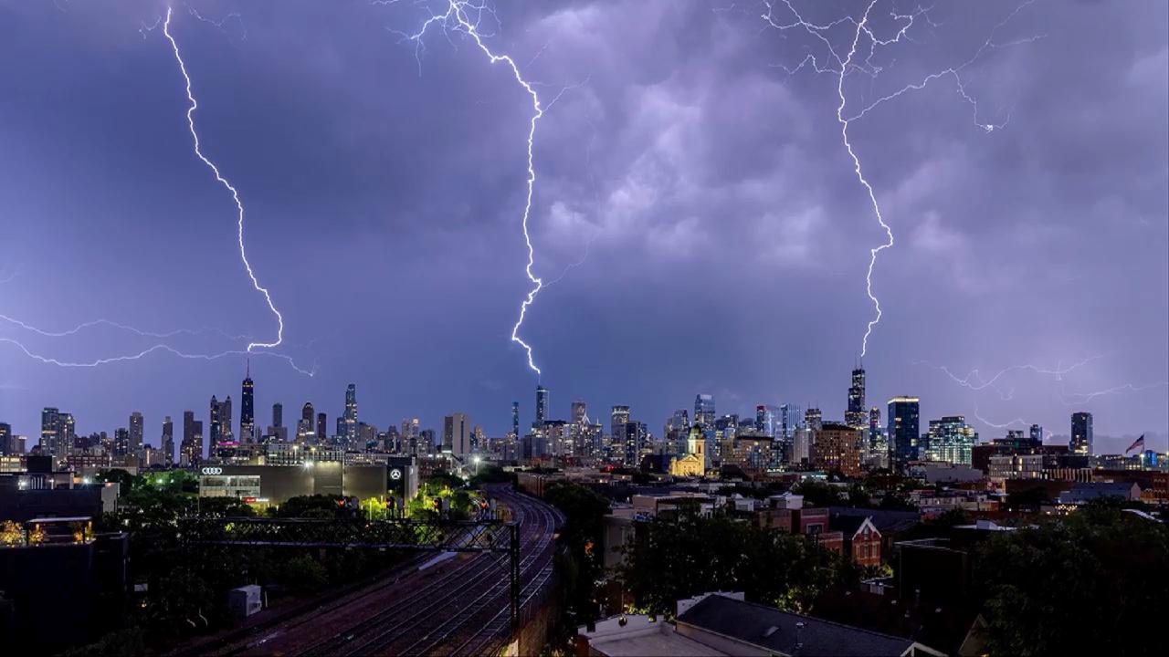 Lightning strikes Chicago's tallest buildings simultaneously - CGTN
