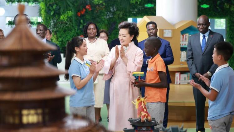 Peng Liyuan attends summer camp for Chinese, African kids in Beijing - CGTN