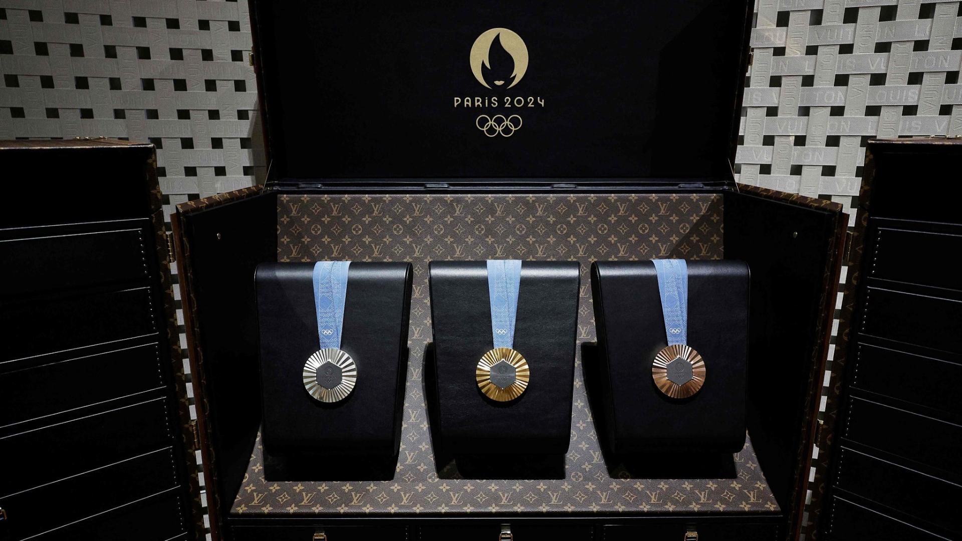 2024 Summer Olympic medals visit CMG's studio in Paris - CGTN