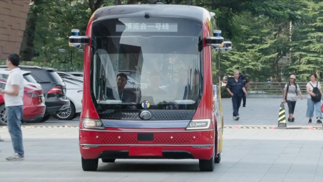 Self-driving bus makes debut at Guangzhou public transportation expo - CGTN