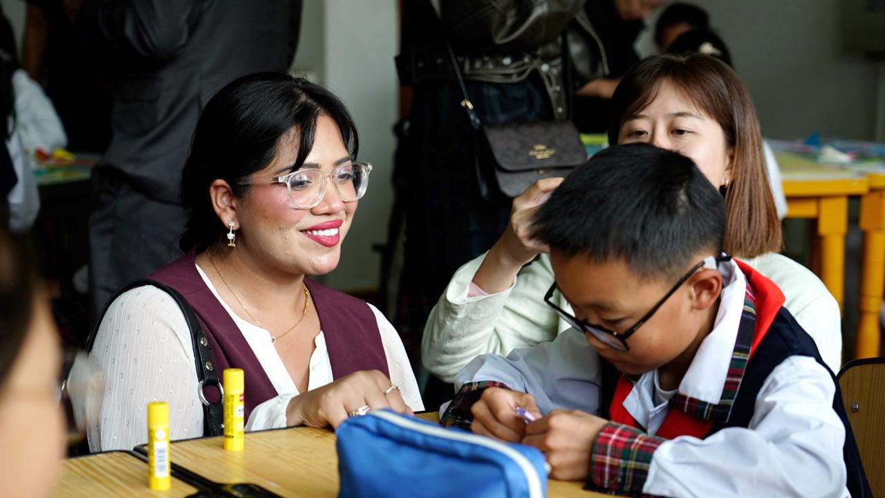 Gen Z group visits Xizang, wowed by local primary school's activities ...