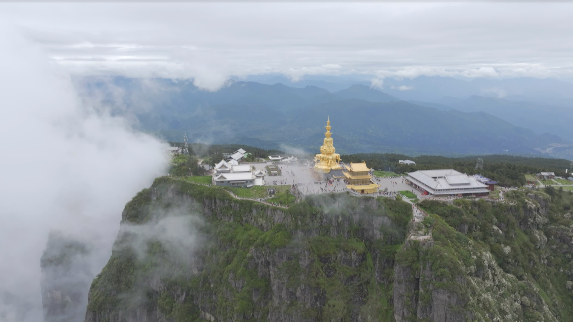 Chinese-style flower arrangements exhibited at Mount Emei in SW China ...