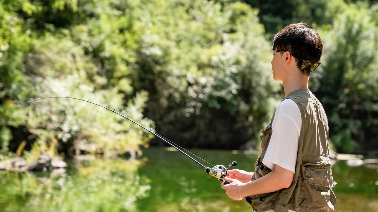 Young Chinese reel in the joy of fishing - CGTN