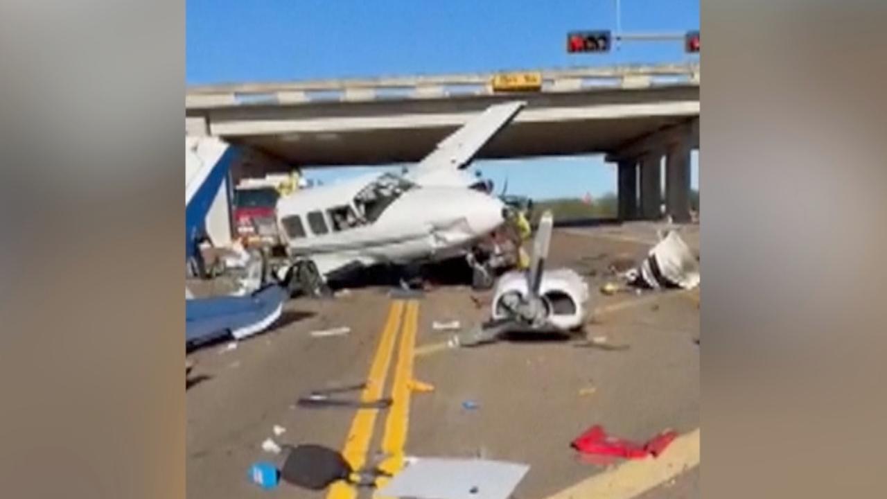 Propeller plane crashes onto intersection in Texas and splits in half ... Propeller plane crashes onto intersection in Texas and splits in half ...