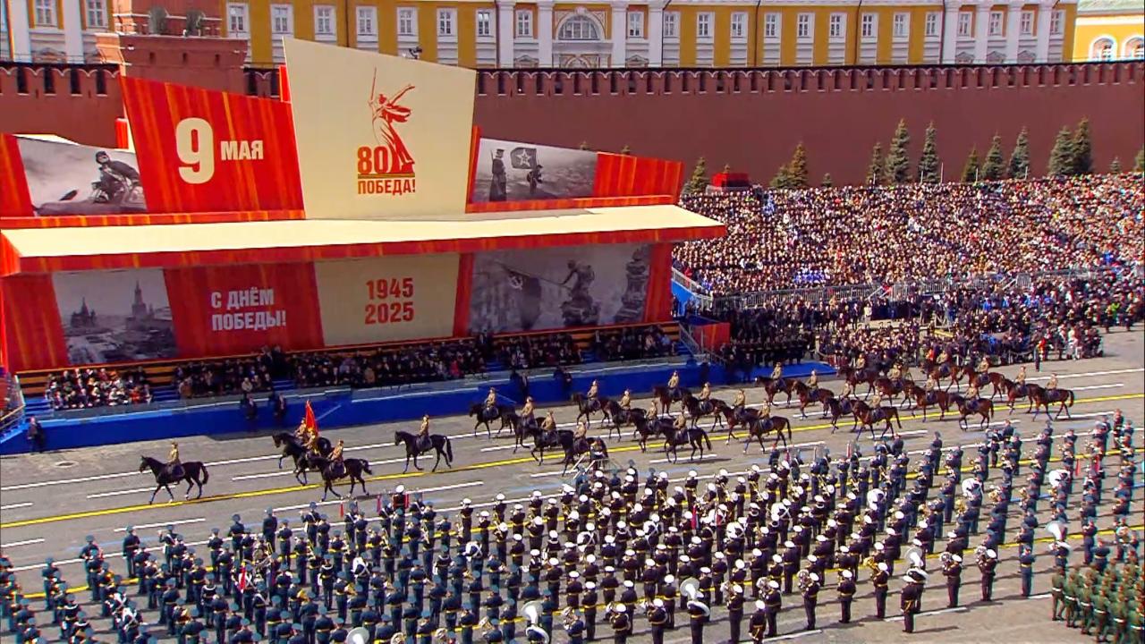 Xi and Putin watch parade in Red Square from main reviewing stand - CGTN