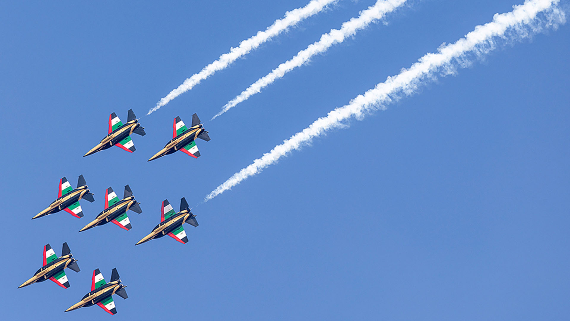 Dubai airshow: UAE display team debuts Chinese made L-15 jet trainers ...