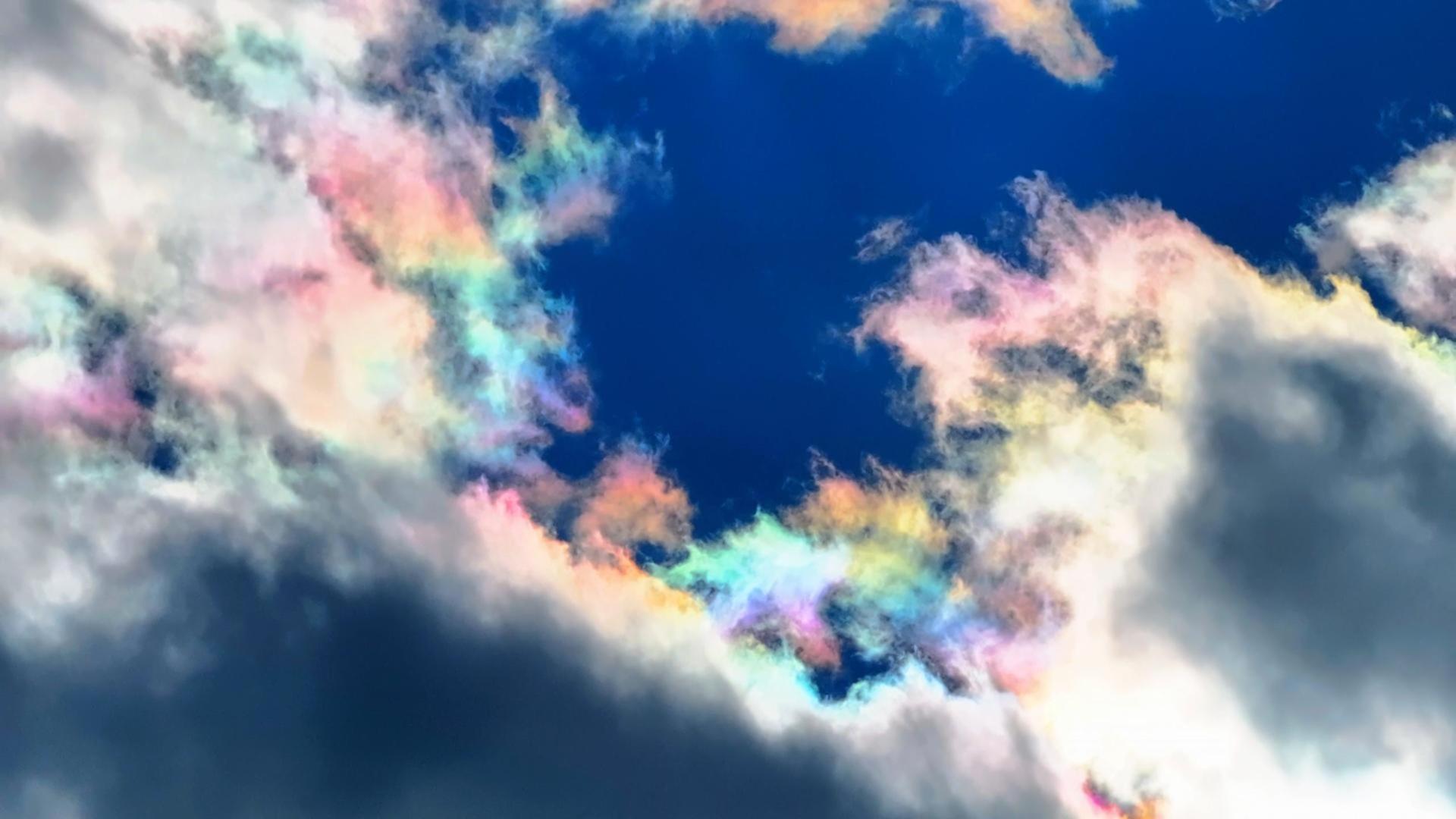 Colorful cloud phenomenon appears over Ergun - CGTN