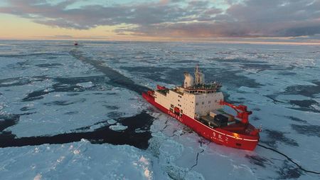 China's icebreakers sail through ice on Antarctic expedition - CGTN