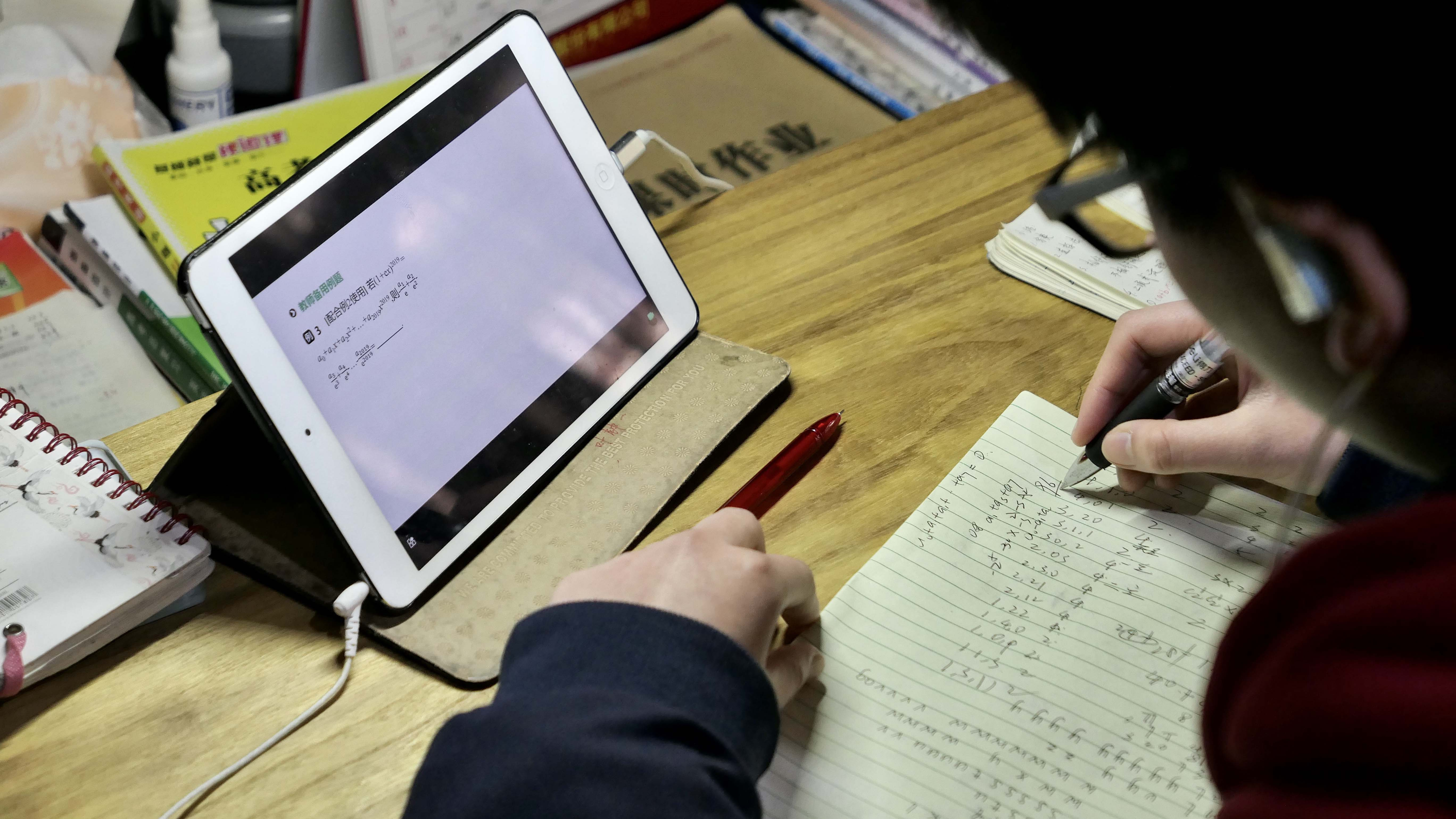 Schools Hold Online Classes For College Entrance Exam Amid Outbreak CGTN