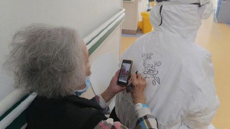 93-year-old grandma draws on protective suit to thank medical staff - CGTN
