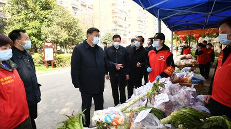 Xi visits Wuhan community, meets residents and frontline workers - CGTN