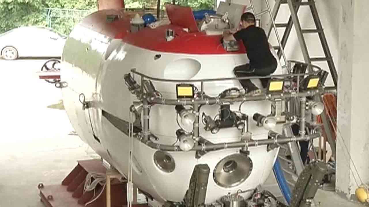 Chinese-built new manned submersible takes water tank test - CGTN