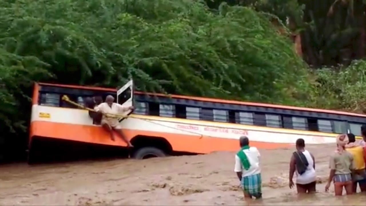 Quick-thinking Indian villagers save day after bus falls into river - CGTN