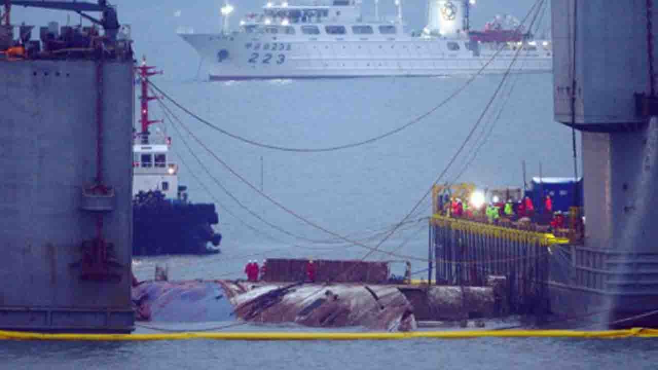 South Korea's sunken ferry Sewol emerges from water - CGTN
